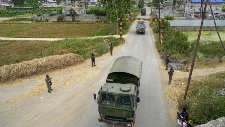 Jammu Kashmir:बडगाम में सड़क दुर्घटना, सीआरपीएफ जवानों की गाड़ी नहर में ...