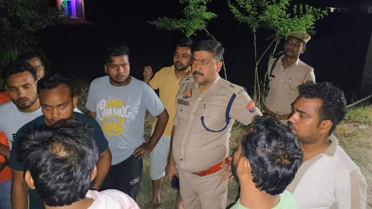 Jewelery And Cash Worth Lakhs From A Bullion Trader After Terrorizing Him With A Pistol And Ran ...