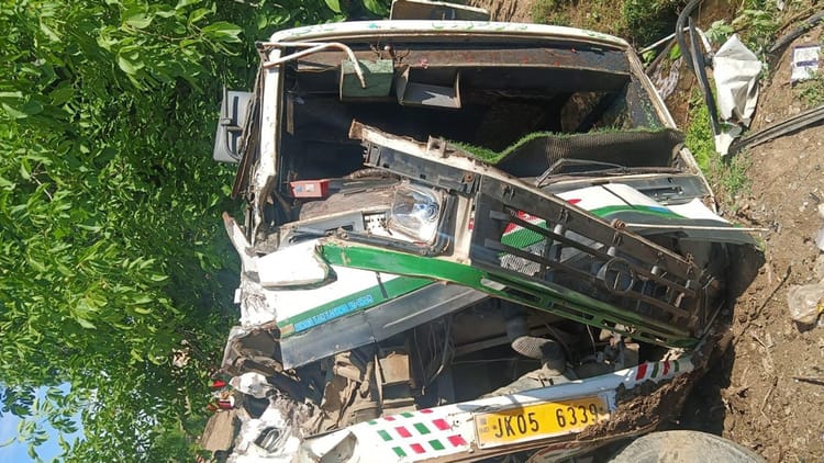 Sopore Accident:सोपोर में सड़क हादसा, दो की मौत, 12 घायल, सभी जीएमसी ...