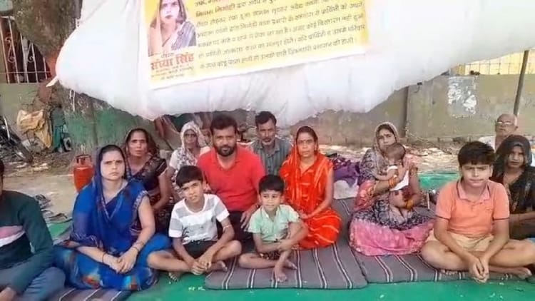 Woman Sabhasad Sat On Dharna With His Family In The Scorching Heat In ...