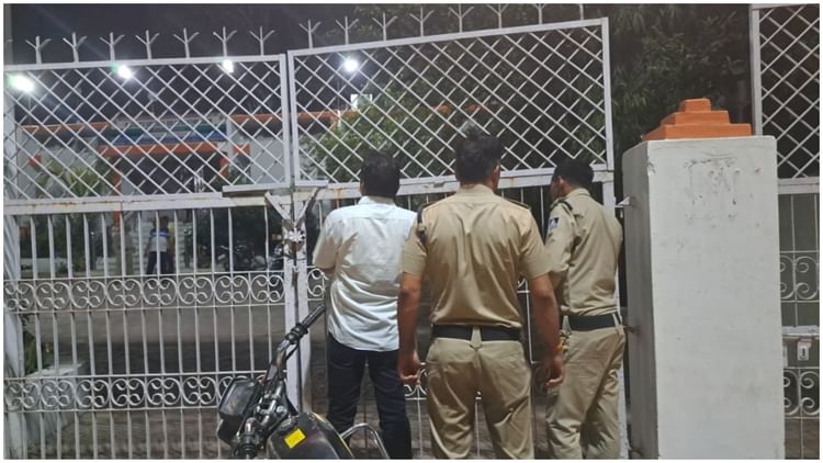 Chhatarpur News: Discussion Of Conspiracy And Scam Due To Opening Of Cooperative Bank Late At ...