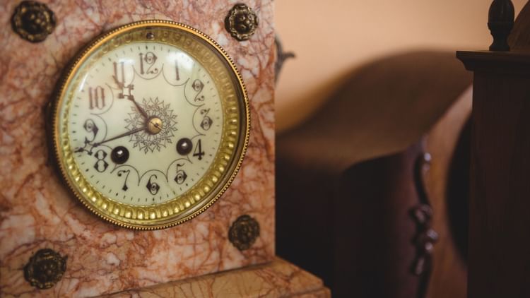 Vastu Tips Right Direction And Rules For Placing A Wall Clock At Home Ghar Mein Ghadi Lagane Ki ...