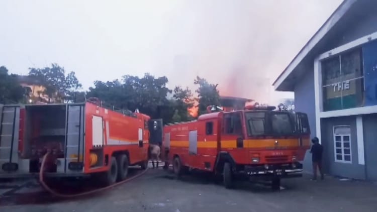 Major Fire Breaks Out Near Manipur Cm's Bungalow - Amar Ujala Hindi ...