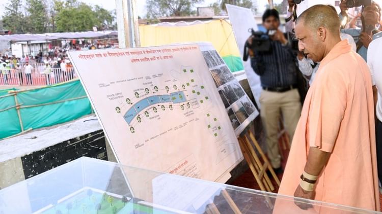 Cm Yogi Adityanath Took Stock Of Construction Works In Gorakhpur - Amar ...