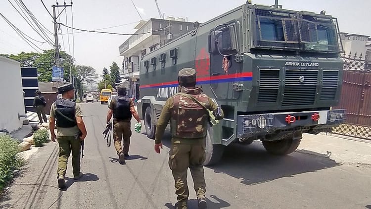 Sia Raids In Kashmir:जम्मू-कश्मीर में आतंकियों के खिलाफ बड़ी कार्रवाई ...