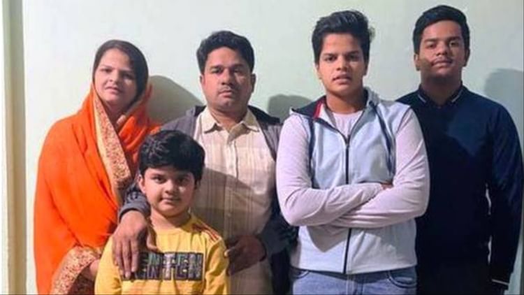 Father's Day:स्कूटर उठाया और बेटी के लिए बल्ले लेने निकल गए मेरठ ...