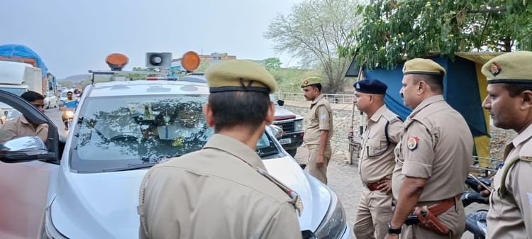 Mirzapur Co Removed Blue Light From Car Of Adm Sonbhadra On Orders Of Cm Yogi Adityanath - Amar ...