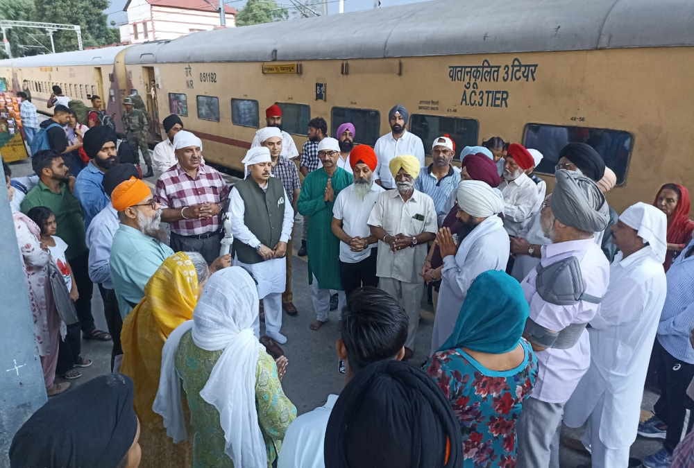 Group Of 72 People Left From Dehradun To Visit Gurudwaras In Pakistan ...