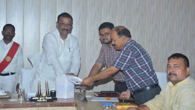 Municipal Corporation Varanasi Six Members Expelled From Executive ...