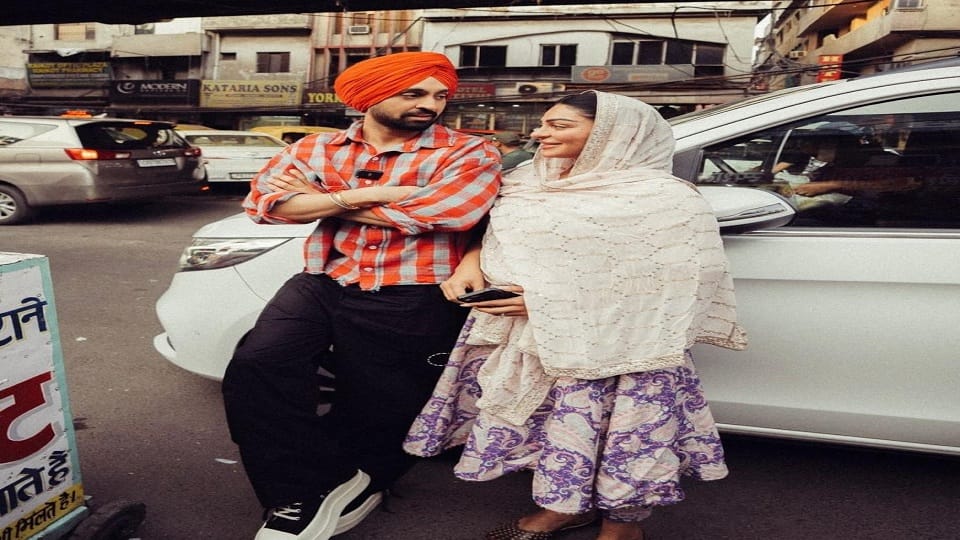 Punjab:लुधियाना की सड़कों पर दिखे जट्ट एंड जूलिएट, दलजीत दोसांझ और नीरू ...
