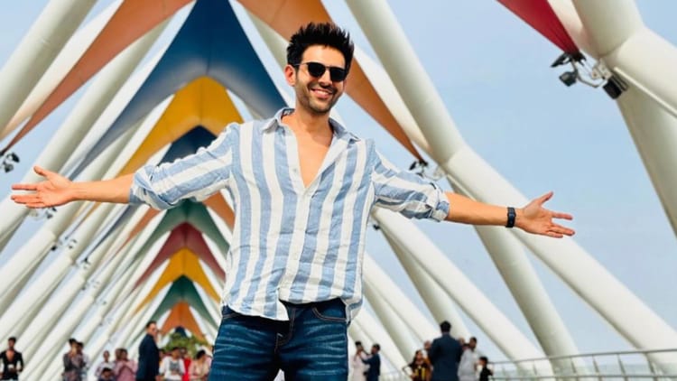 Kartik Aaryan:लंदन में कोल्डप्ले कॉन्सर्ट के दौरान जमकर नाचे कार्तिक ...