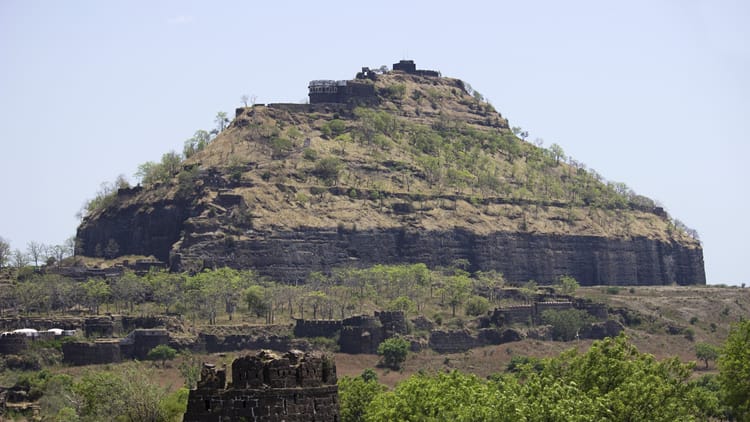 Devgiri Fort Fire:देवगिरि किले में आग लगने की घटना के बाद बवाल ...