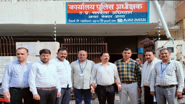 Agra Anti Corruption Team Took Away Babu From Hathras Bsa Office - Amar Ujala Hindi News Live ...