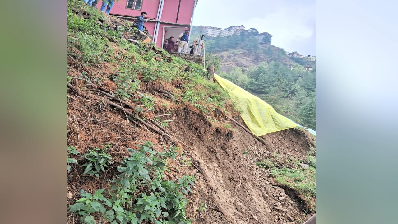 Shimla News: Landslide In Chalonthi, Shimla, A Building In Danger ...