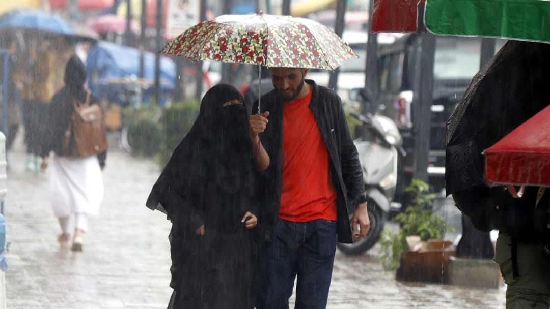 Jk Weather:मानसून की दस्तक से राहत, बारिश से तापमान में गिरावट, इस ...