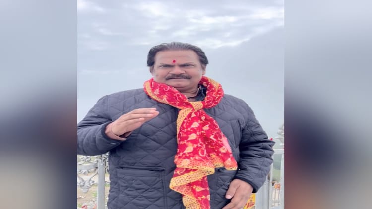 Actor Akhilendra Mishra Bowed His Head At Mata Shikari Devi Temple ...