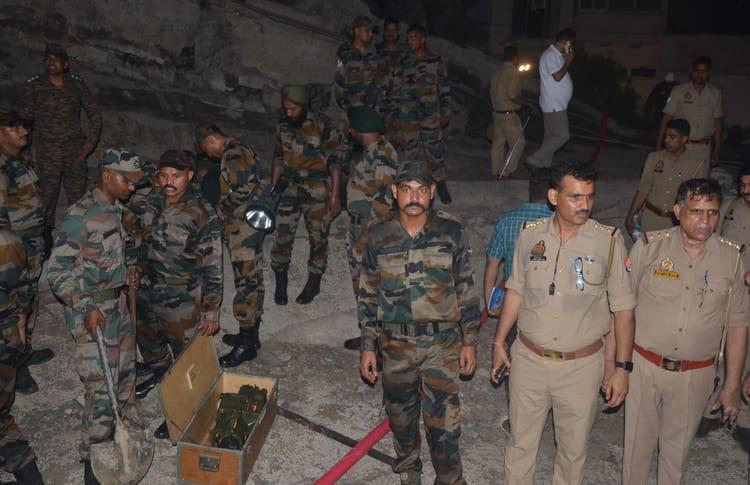 Army Arrived For Rescue And Relief Work Collapsed Tank Was Built Three ...