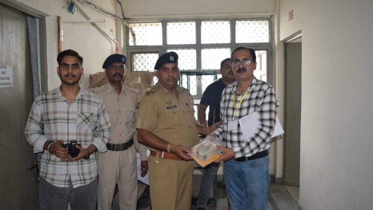 Hp Assembly By-election:देहरा में गाड़ी से एक लाख से अधिक रुपये पकड़े ...