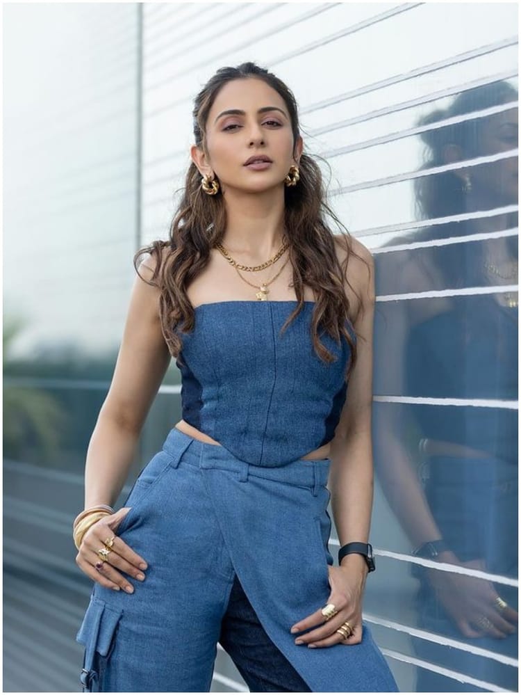 डेनिम लुक में रकुल की अदाओं पर फिदा हुए फैंस