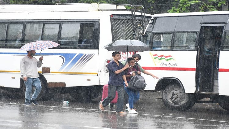 Roofs Of Uttarakhand Roadways Buses Leaking In Rain - Amar Ujala Hindi News Live - Haldwani:छत ...