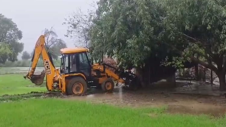 Hardoi: Jcb Runs On Illegal Construction Of The Main Accused Of Aman Murder Case - Amar Ujala ...