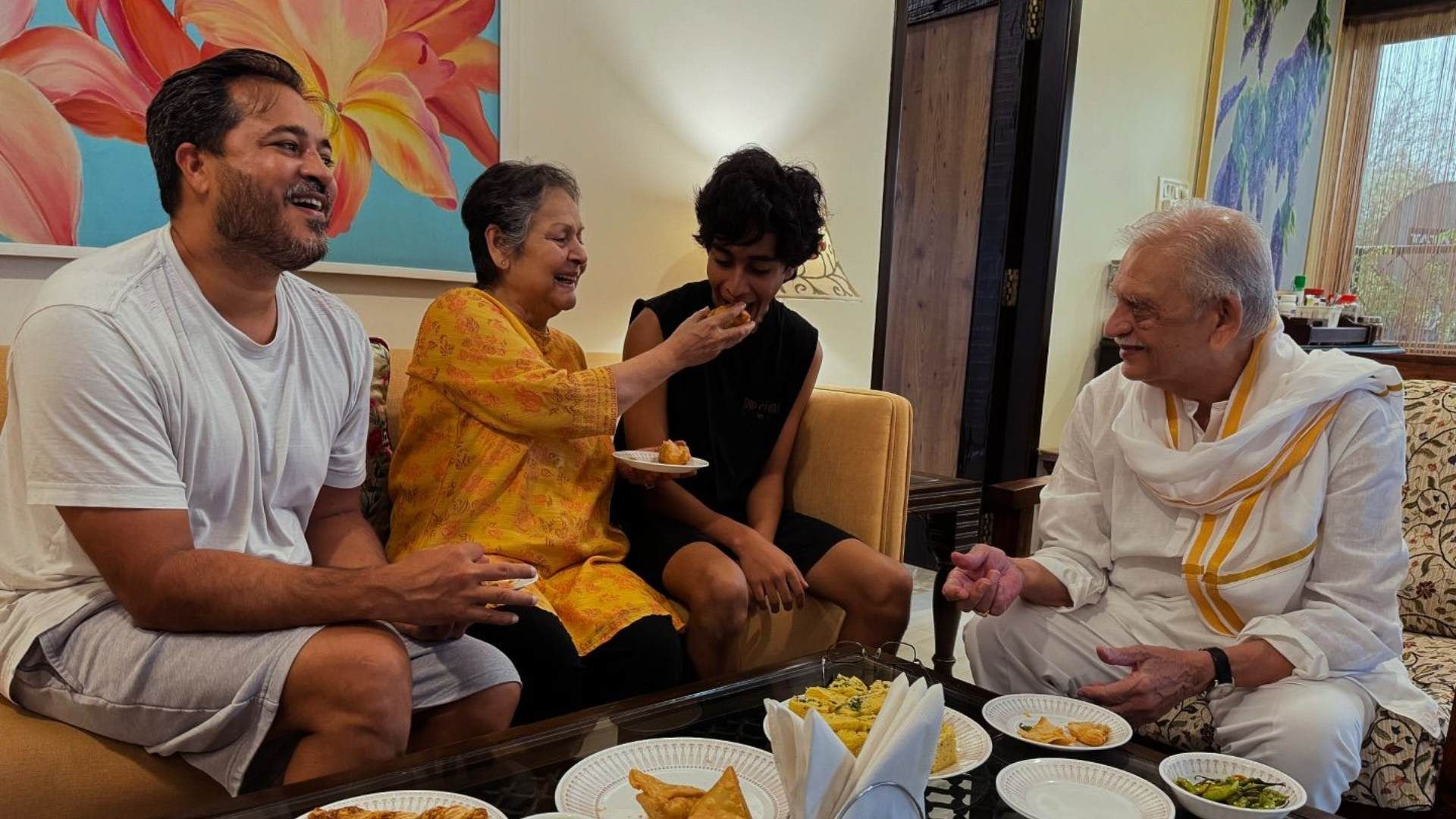 Megha Shares Pic Of Rakhee And Gulzar Together On Social Media Goes Viral On Internet - Amar ...