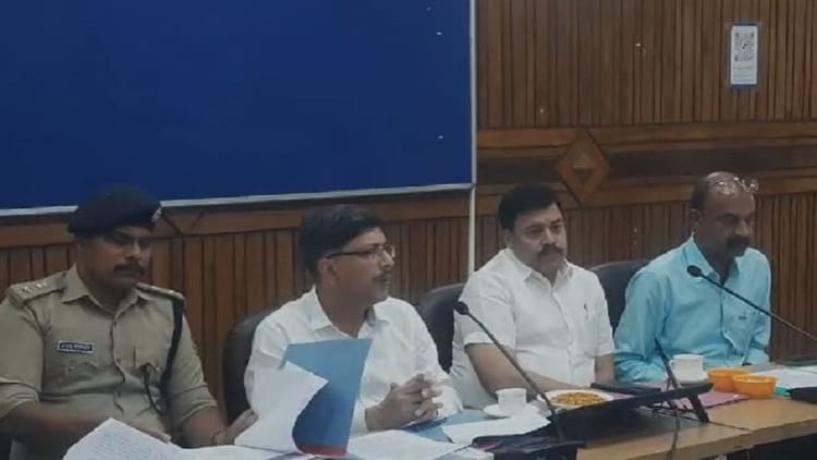 Dm Navneet Pandey Held A Meeting Regarding The Preparations For The ...