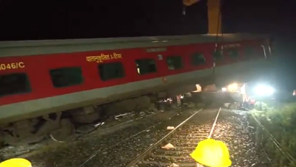 Gonda Train Accident: Problems Of Passengers Increased As More Than 100 Trains Were Affected ...