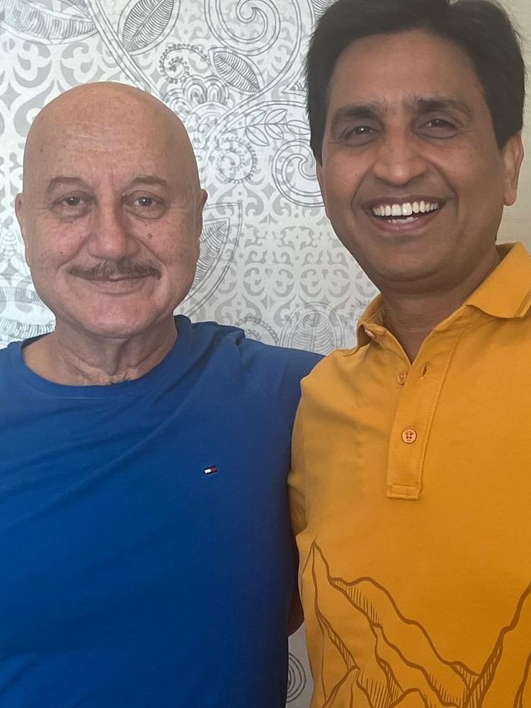 अनुपम खेर ने कुमार विश्वास के साथ जमाया दोस्ती का रंग