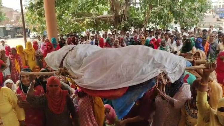 Villagers Angry At Not Getting 100-yard Plots In Narnaund, Take Out ...