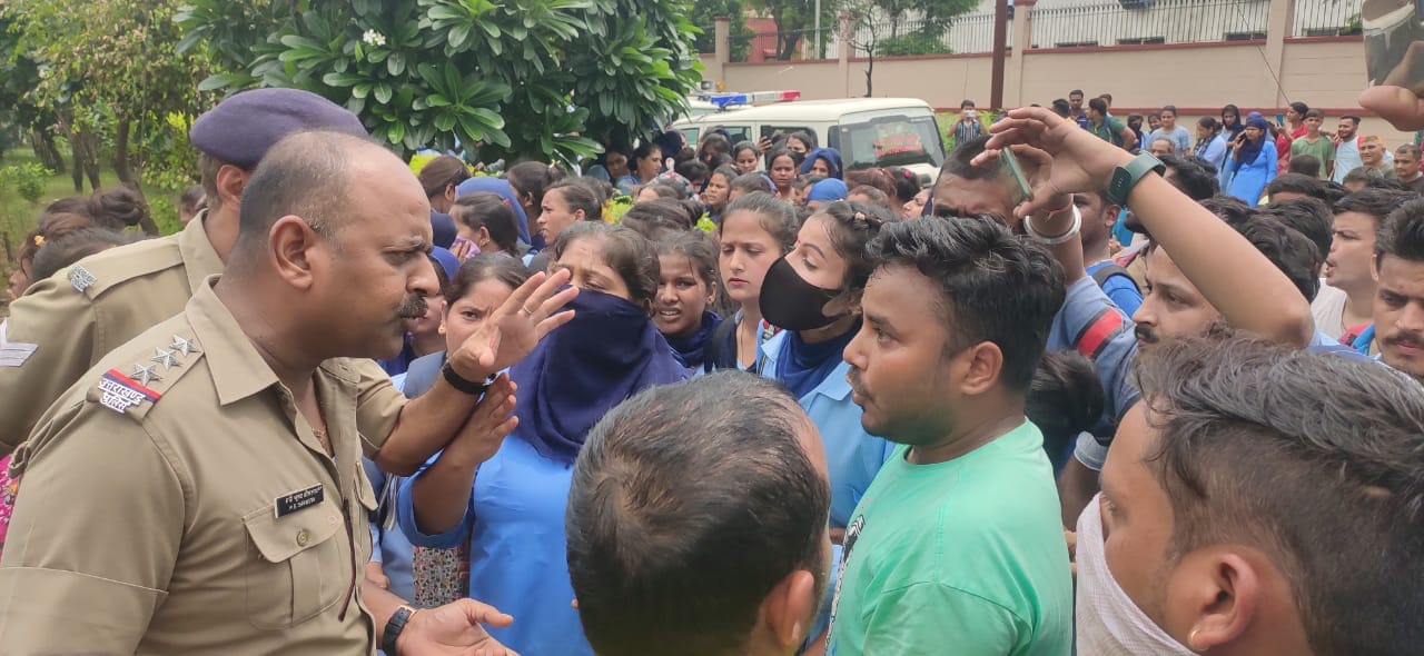 Kotdwar:इलेक्ट्रॉनिक्स फैक्टरी में ठेकेदार और उसके साथियों ने लहराए ...