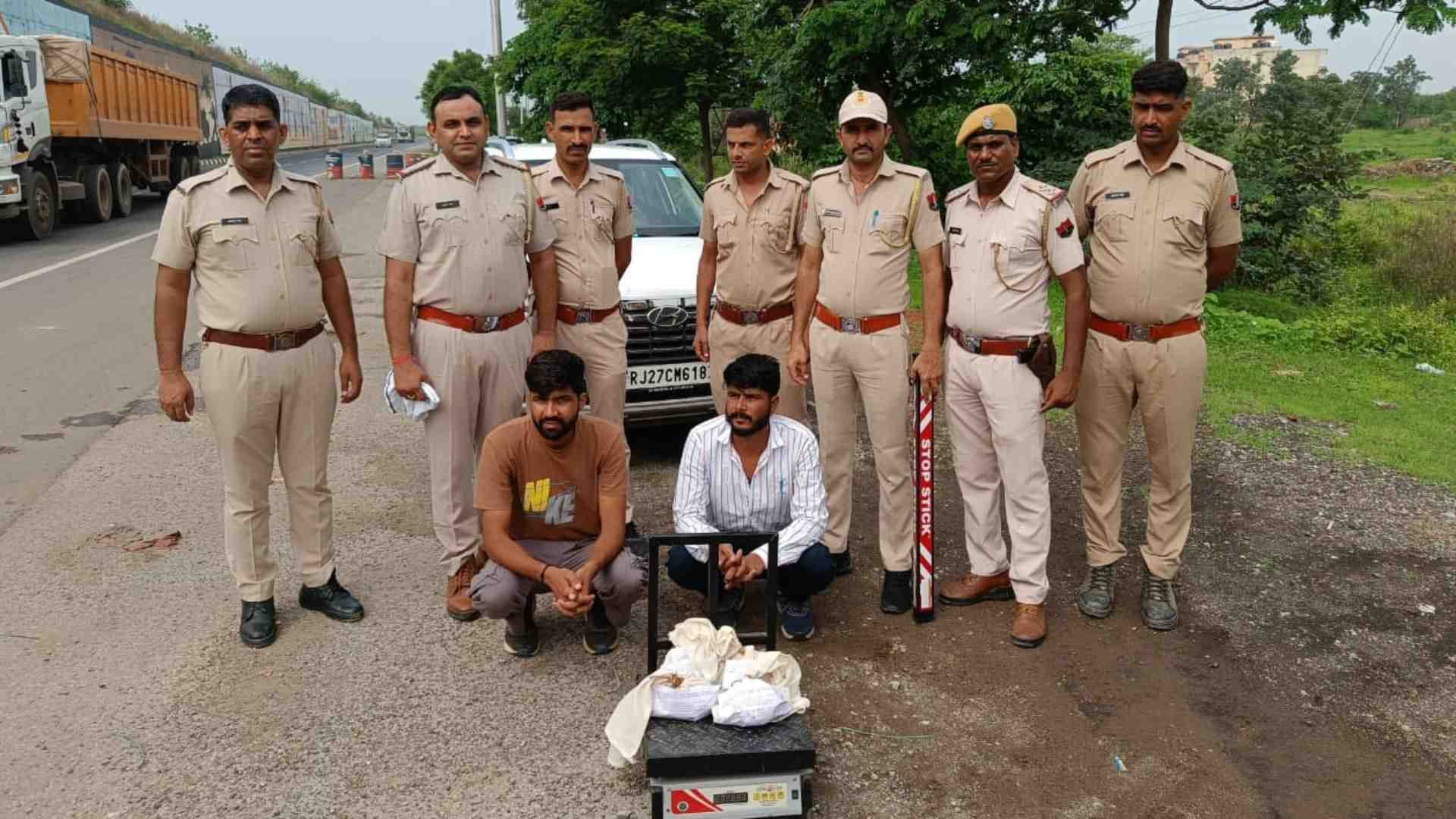 Chittorgarh News:नाकाबंदी के दौरान निंबाहेड़ा पुलिस ने वेन्यू कार से ...