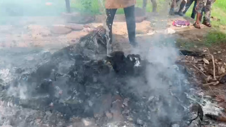 Rajgarh: Family Members Pulled Reena's Half-burnt Body From The Funeral ...