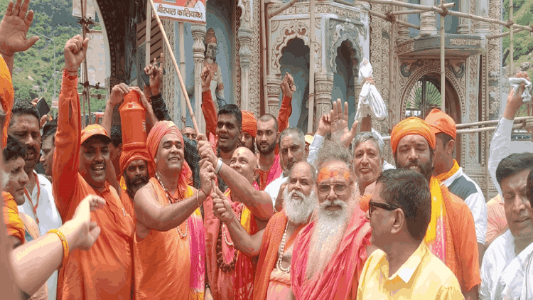 People Are Gathering At Nalhar Temple For Braj Mandal Yatra In Nuh And ...
