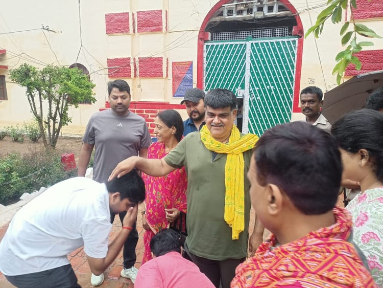 Prayagraj:जेल के बाहर आए पूर्व विधायक उदयभान करवरिया, राज्यपाल के आदेश ...