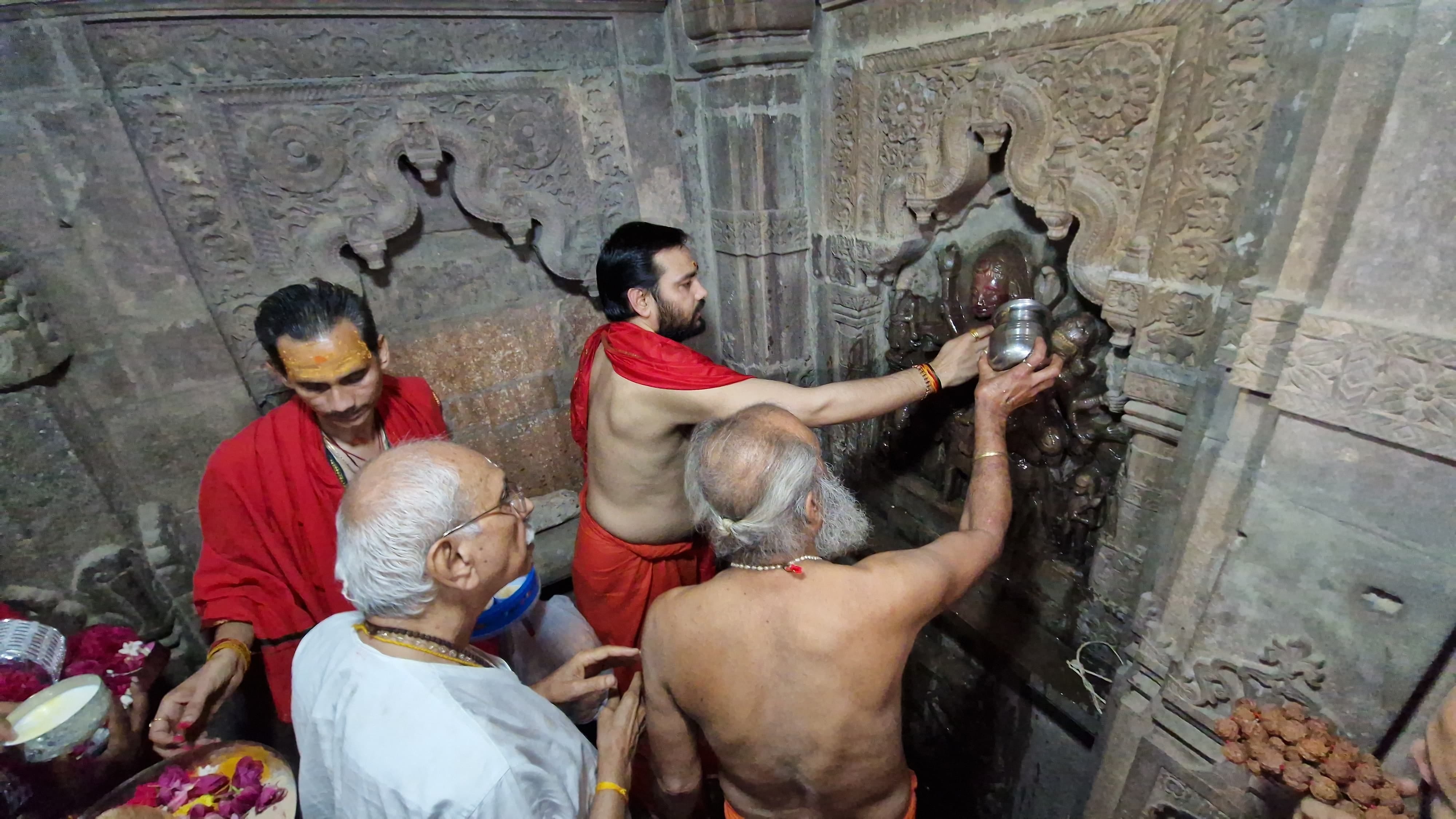 Nagchandreshwar Darshan Live:12 बजते ही खुले नागचंद्रेश्वर के पट, साल ...