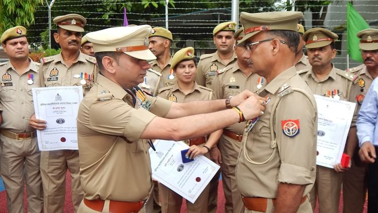 Moradabad Police: Sp Traffic Dgp Excellent Service Medal, Inspector Who Did Encounter Gets ...