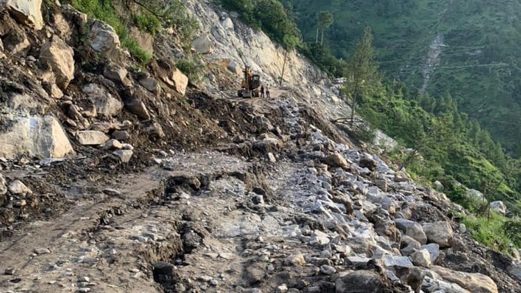Kinnaur News:निगुलसरी में एनएच का 50 मीटर हिस्सा धंसा, वाहनों की ...