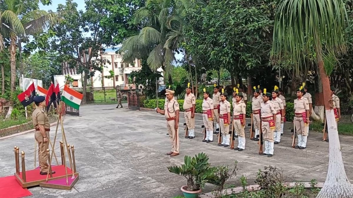 Bihar Police:जवान के खाने के प्लेट में मिली थी पोटली; जांच करने पहुंचे ...