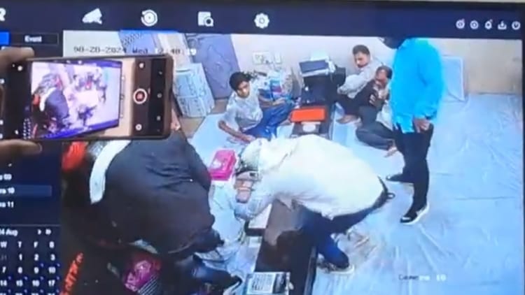 Sultanpur Robbery Case: Main Accused Surrenders In Court. - Amar Ujala ...