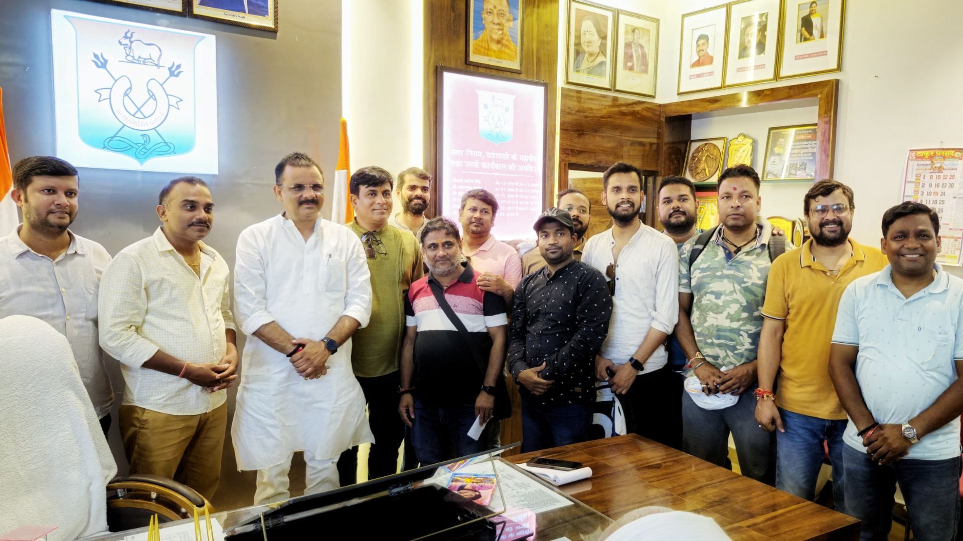 एक क्लिक में वाराणसी की प्रमुख खबरेंः फोटोग्राफरों ने मेयर को सौंपा ...