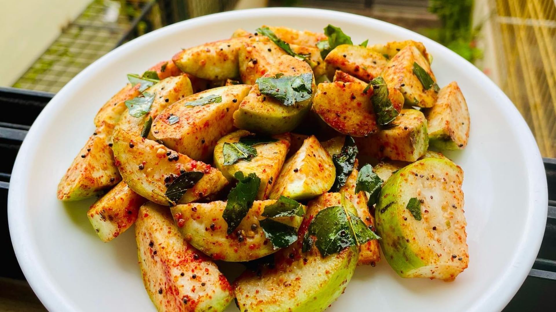 Guava Chat Recipe In Hindi Ghar Par Amrood Ki Chat Kaise Banayein ...