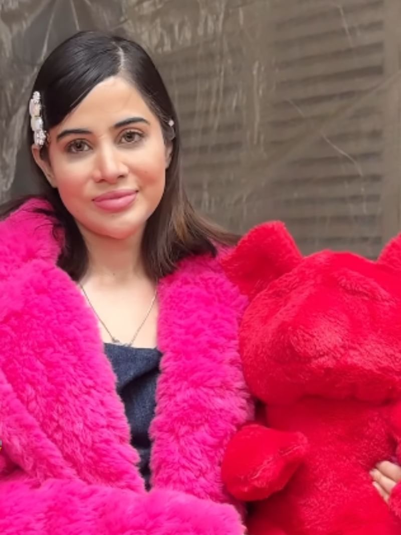 उर्फी को मिला नया दोस्त, गोद में लेकर खिंचवाई तस्वीरें