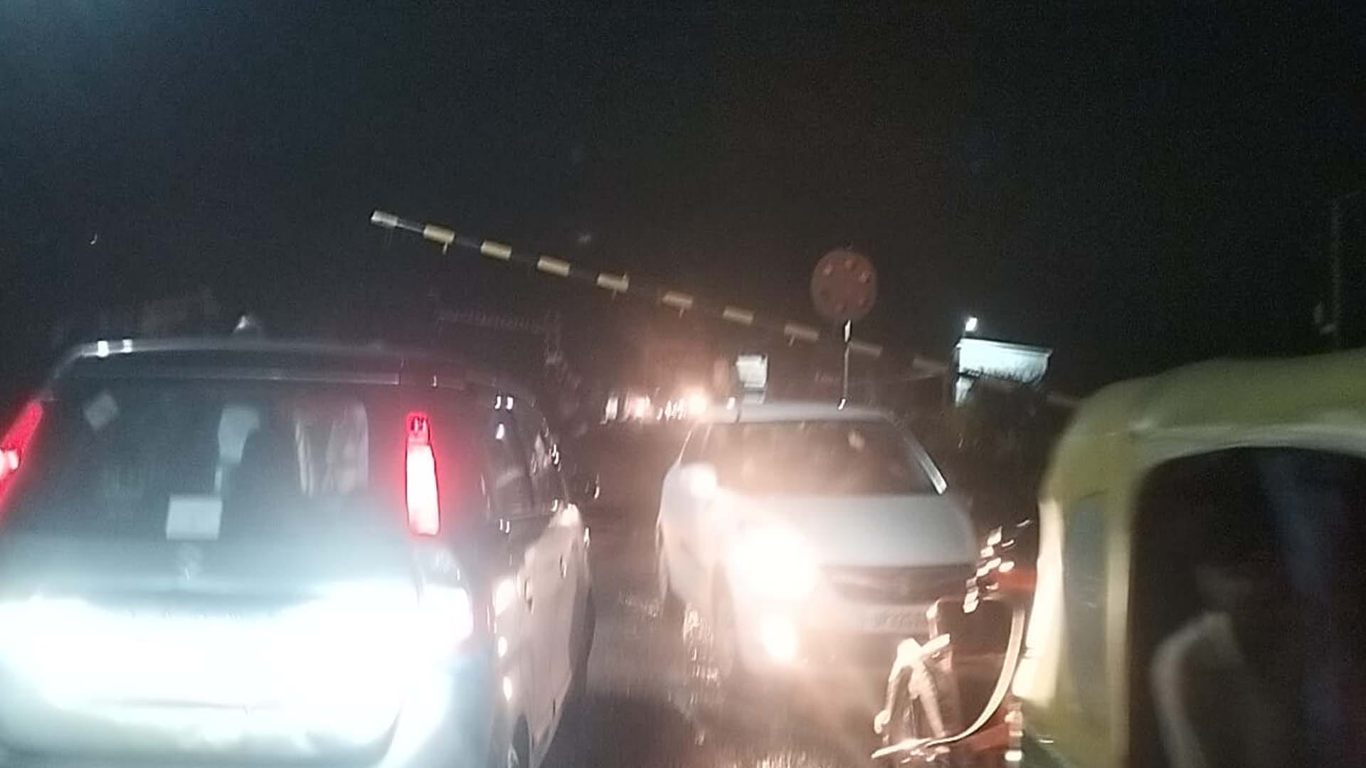 Shuklaganj:विसर्जन शोभायात्रा से सरैया क्रॉसिंग पर तीन घंटे लगा जाम ...