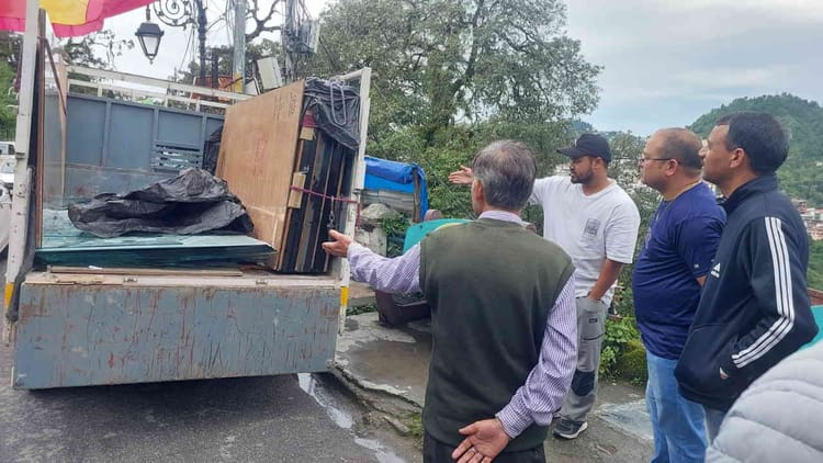 Mussoorie:शीशा गिरने से मजदूर की मौत, हार्डवेयर की दुकान से शीशा उतारते ...