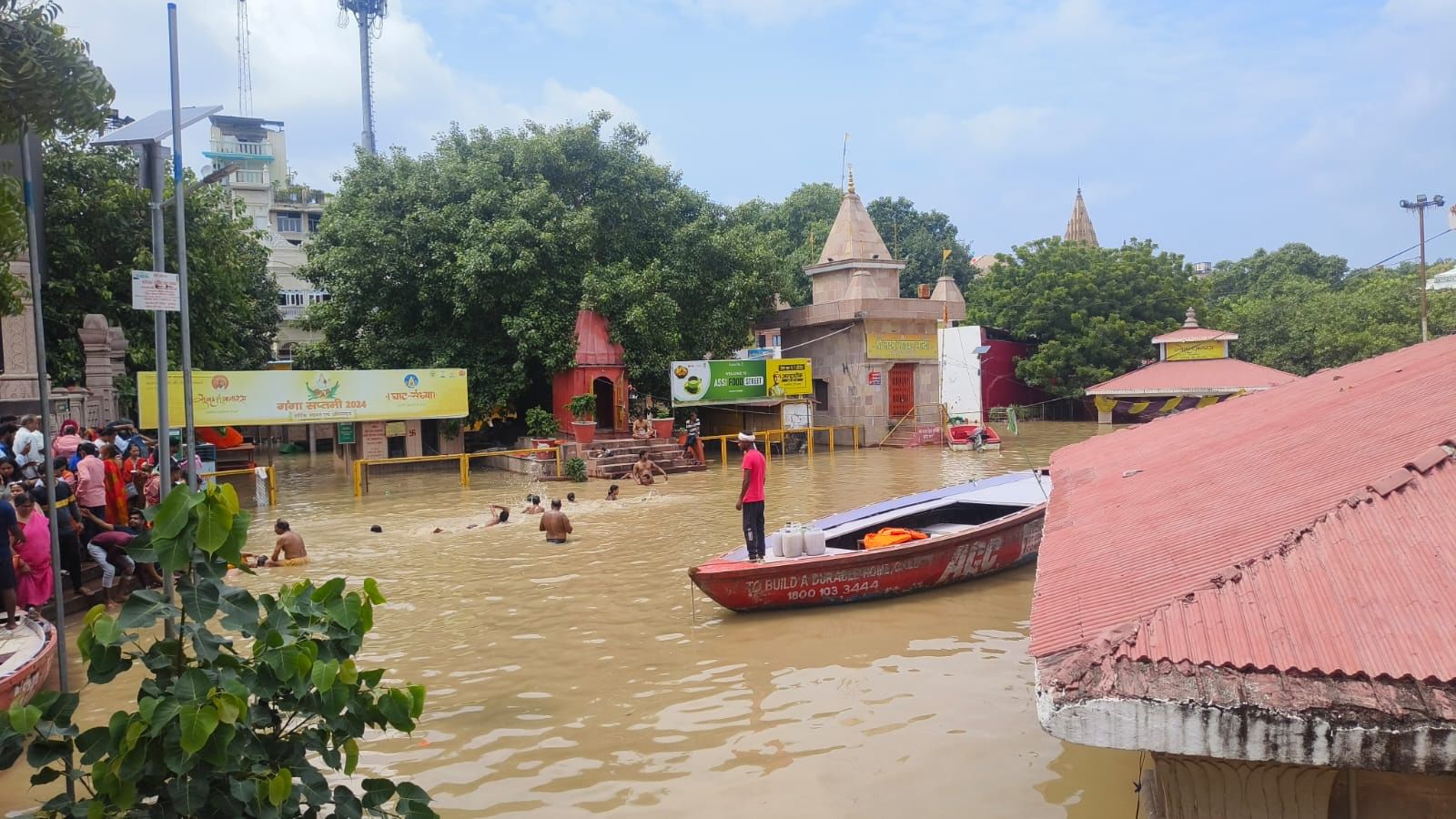 Varanasi Flood:तस्वीरों में देखें- काशी में गंगा का रौद्र रूप, कई घाट ...
