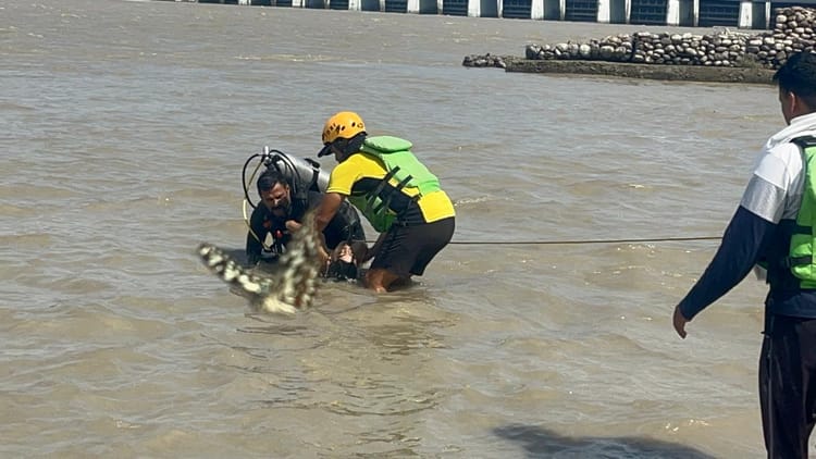 Rishikesh:कुनाऊ गांव के पास गंगा में बहे दो किशोर, Sdrf ने एक का शव ...