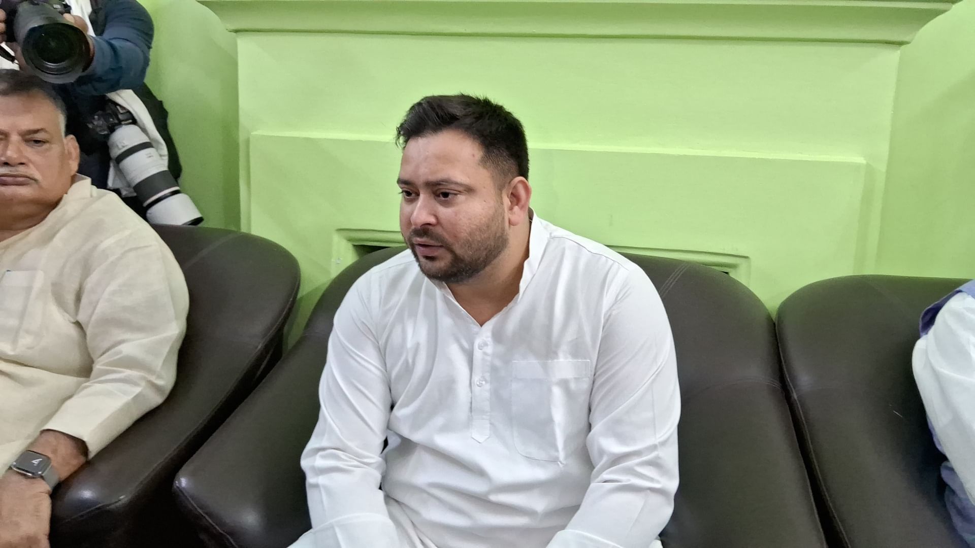 Bihar Politics: Tejashwi Yadav Visits Muzaffarpur; Takes A Dig At Cm Nitish, Pm Modi And ...