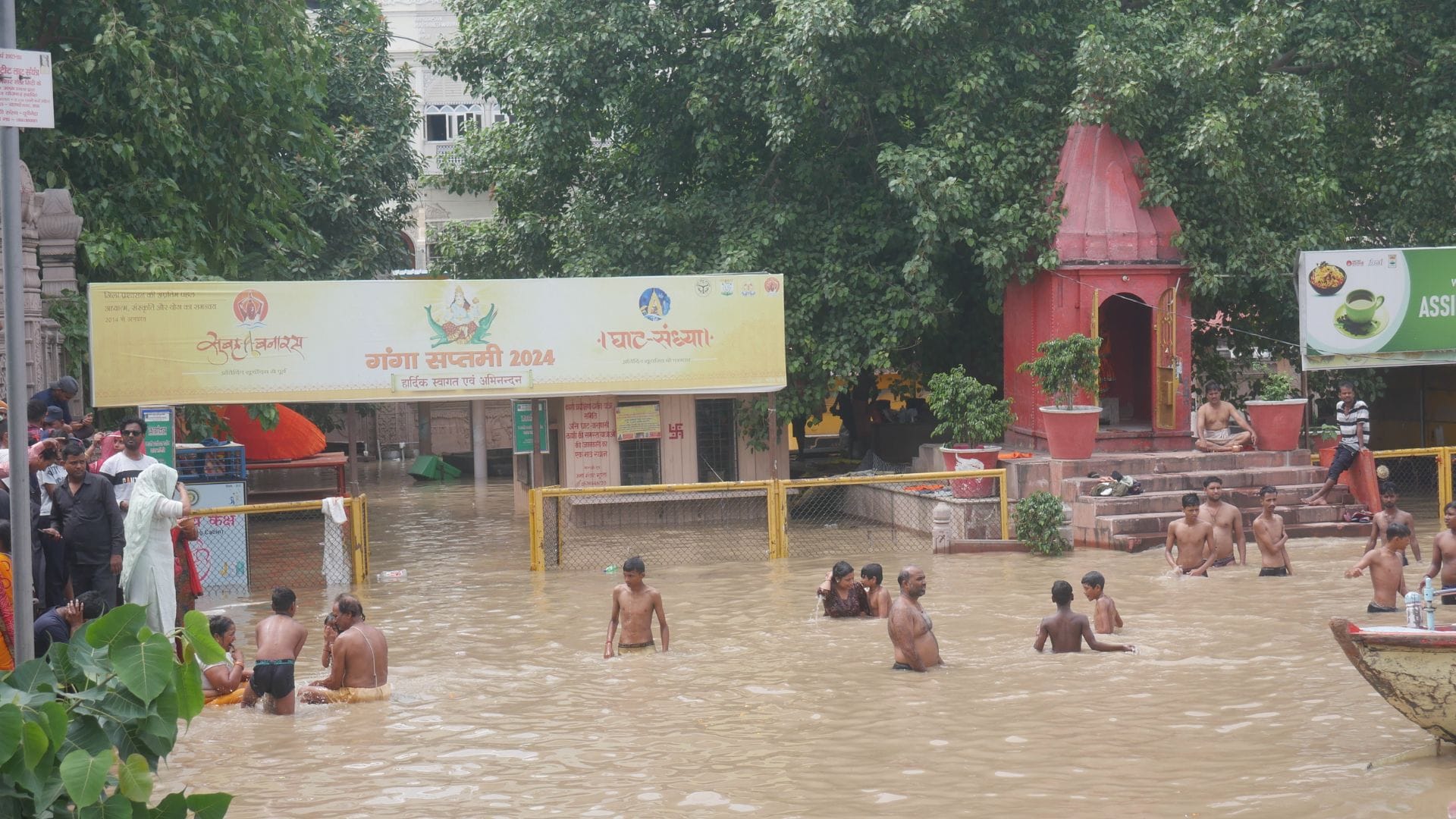 Photos:काशी में बाढ़ की स्थिति हुई भयावह, किसी ने रिश्तेदार के घर ली ...