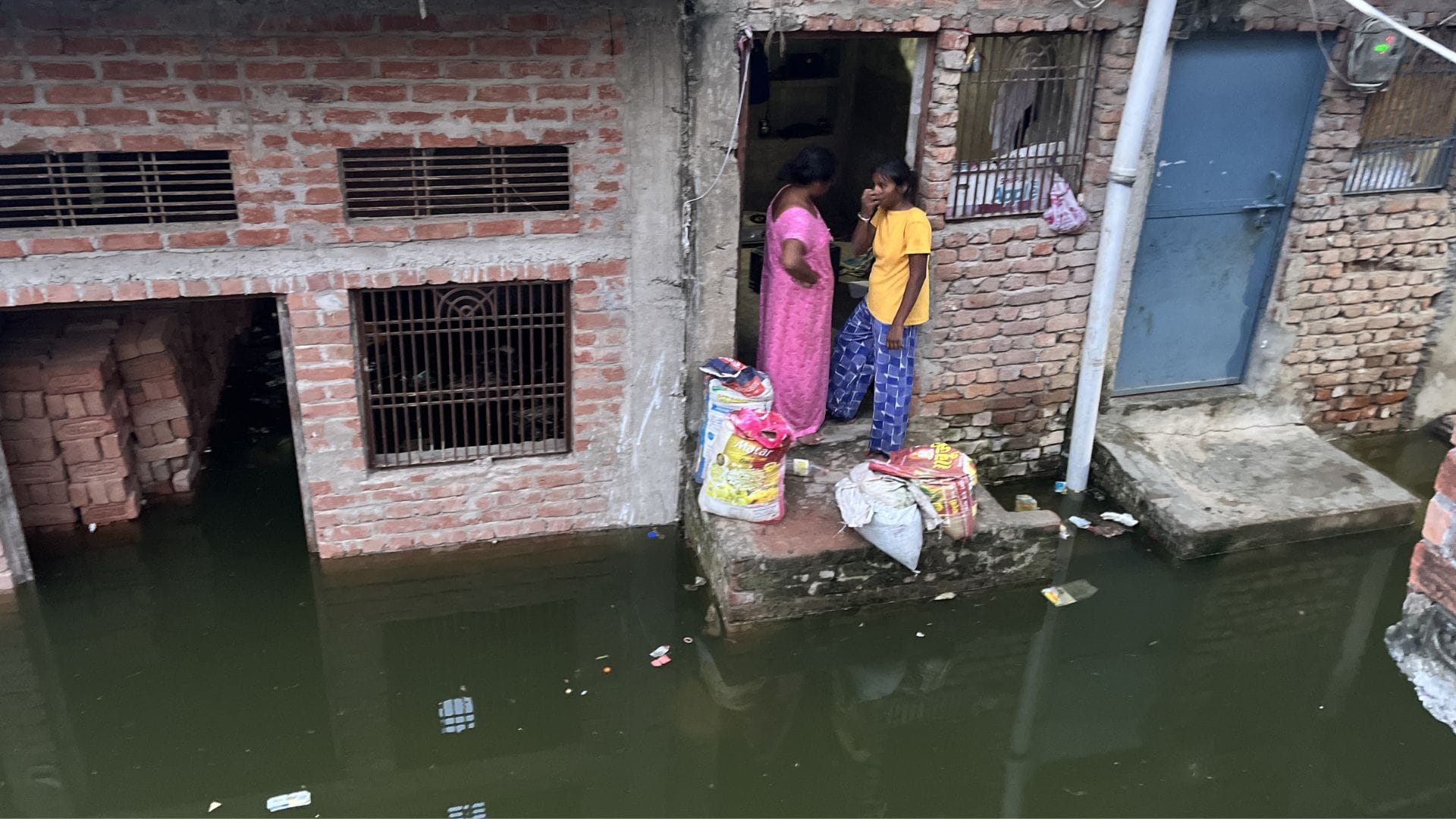 Photos:काशी में बाढ़ की स्थिति हुई भयावह, किसी ने रिश्तेदार के घर ली ...